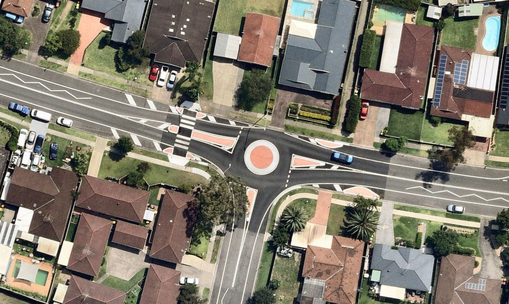 Roundabout - Intersection of Colonial Drive and Alexander St, Bligh ...